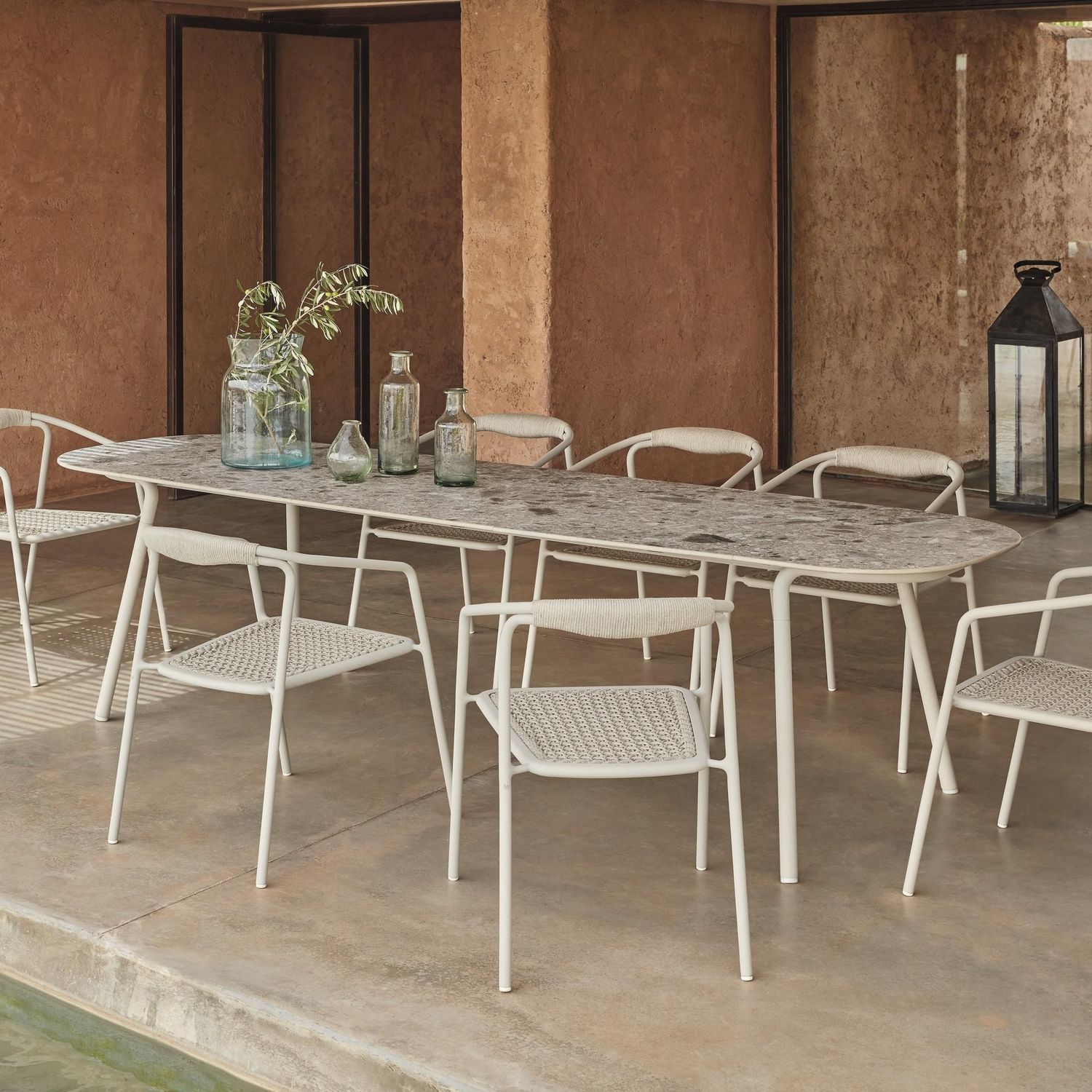 Contemporary dining table - Minus - MANUTTI - ceramic / aluminum base ...