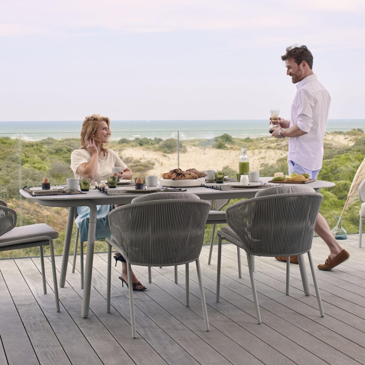 Contemporary dining table - Minus - MANUTTI - ceramic / aluminum base ...