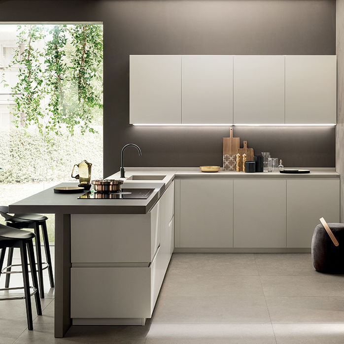 Contemporary kitchen - DELINEA - SCAVOLINI - wood veneer / smoked glass ...