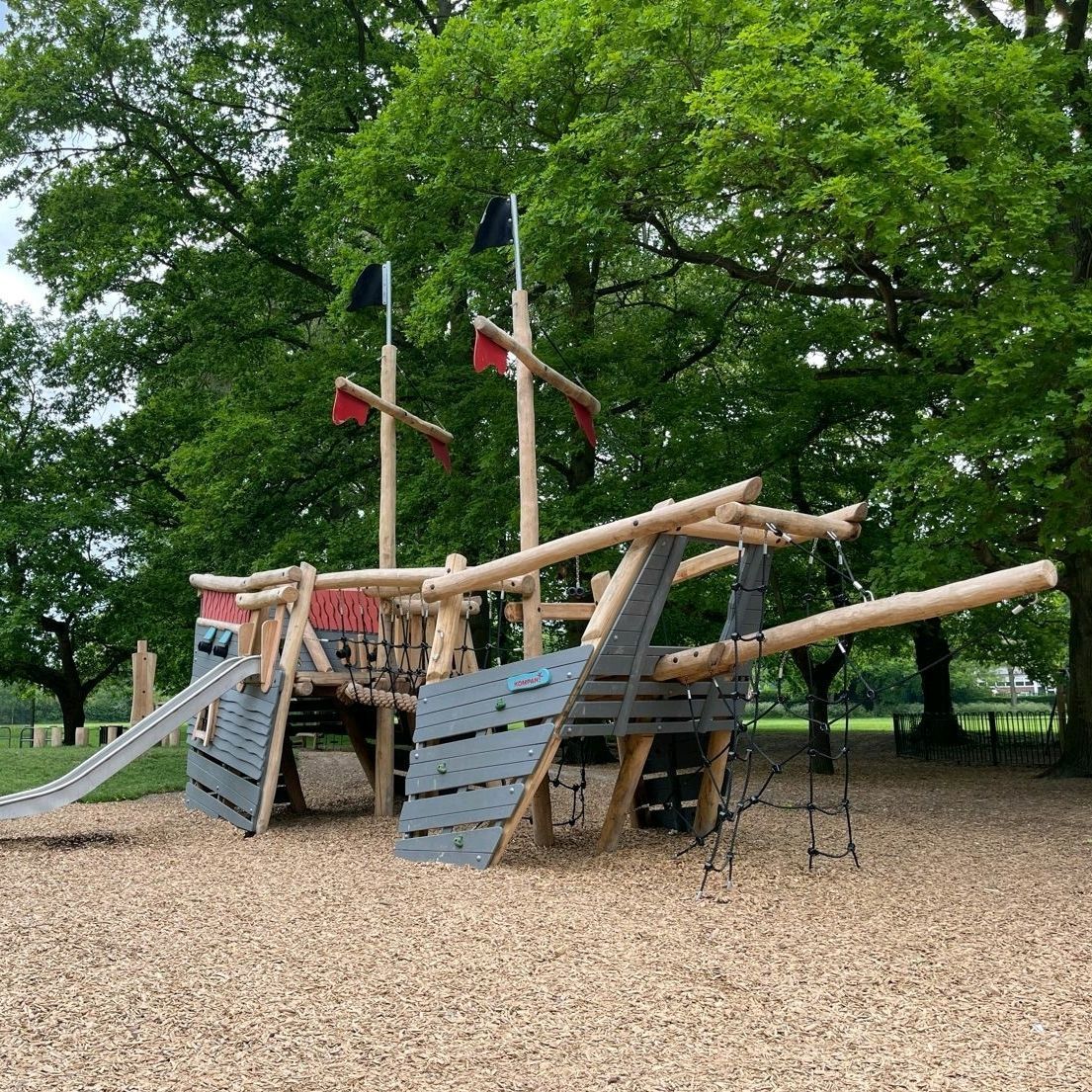 Playground structure - NRO540 - KOMPAN - wooden / modular