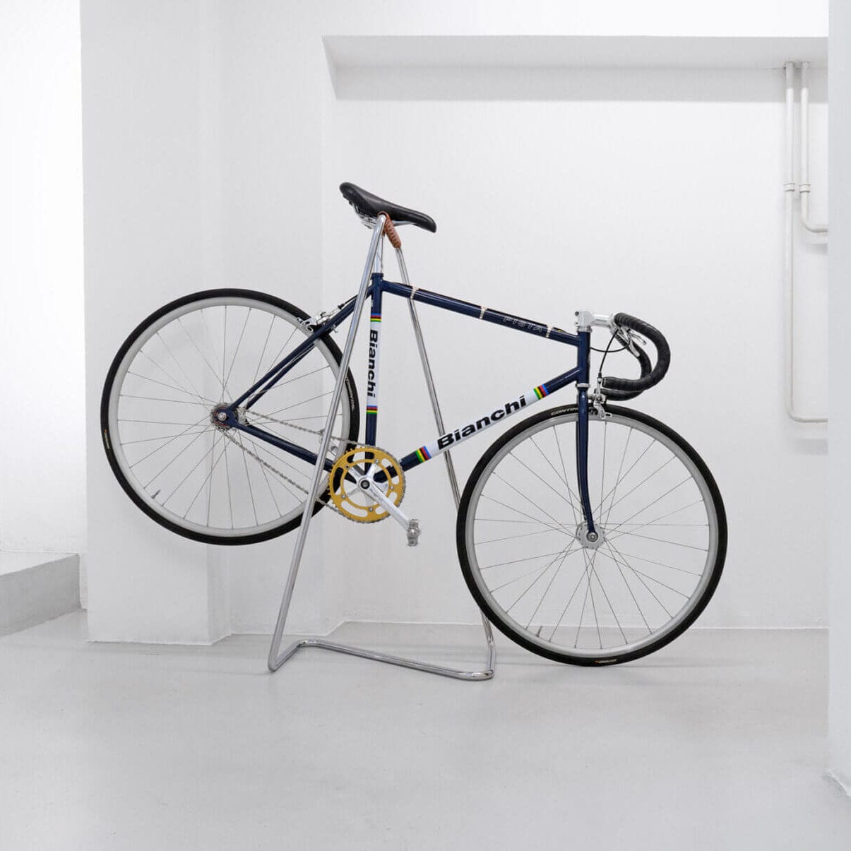 Steel bike rack - Z10 - Tecta - vertical / commercial / interior