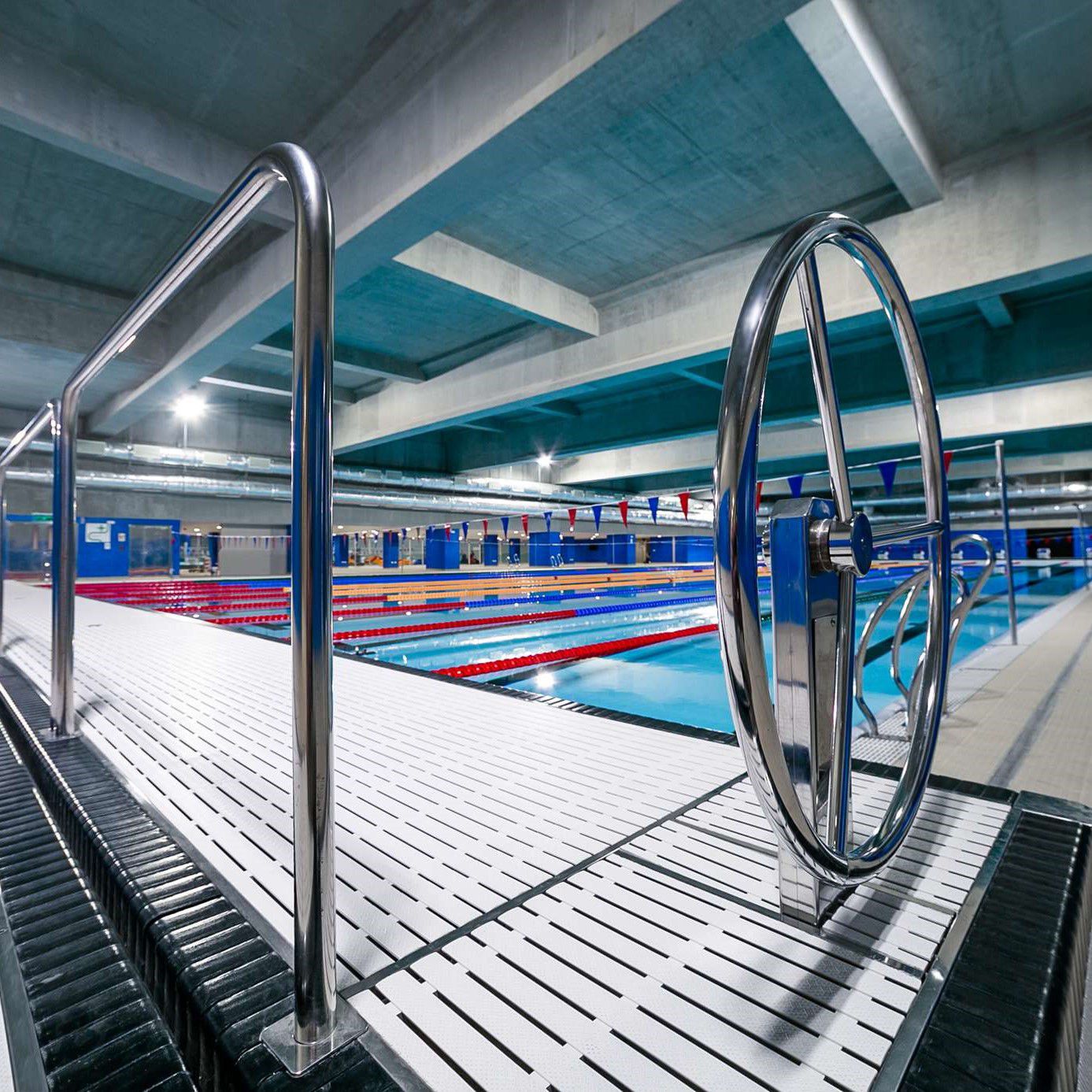 Public swimming pool bulkhead - Myrtha Pools