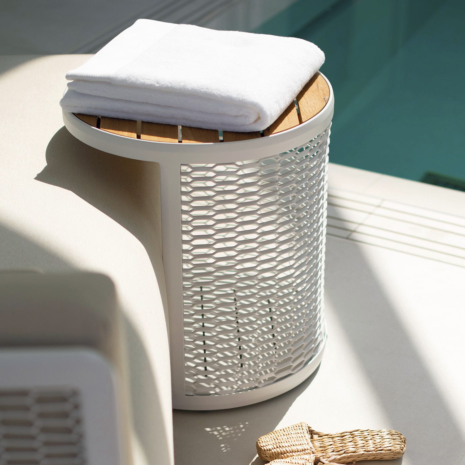 Contemporary side table - SWITCH - Atmosphera - teak / aluminum base ...