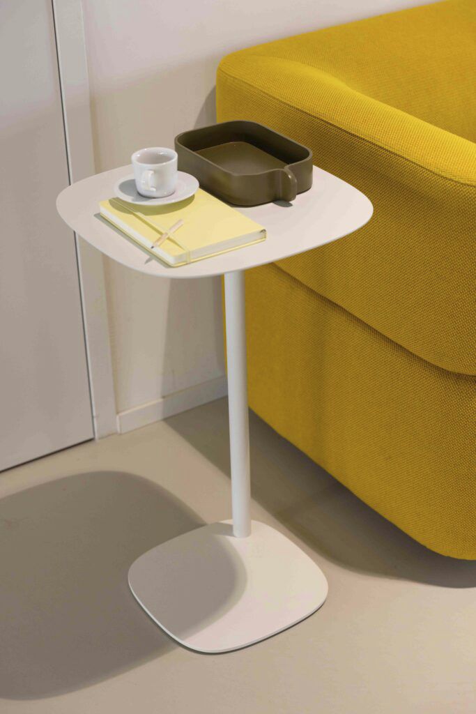 Contemporary side table - PULLY SIDE - Cascando - felt / steel base / triangular