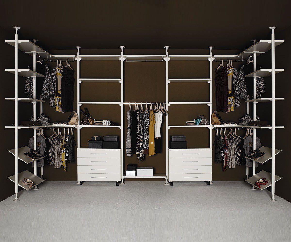 Corner walk-in closet - WEB - CASAMANIA HORM - contemporary / painted ...