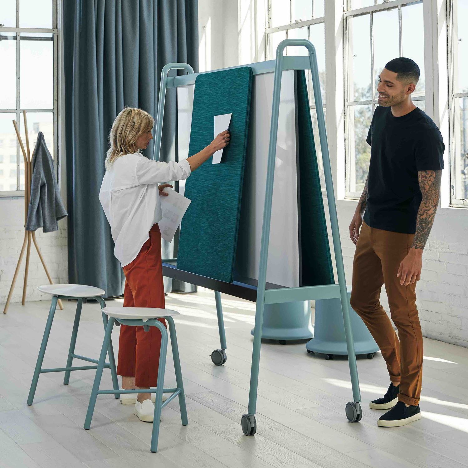 Floor-mounted office divider - ROUTES - Teknion - free-standing ...