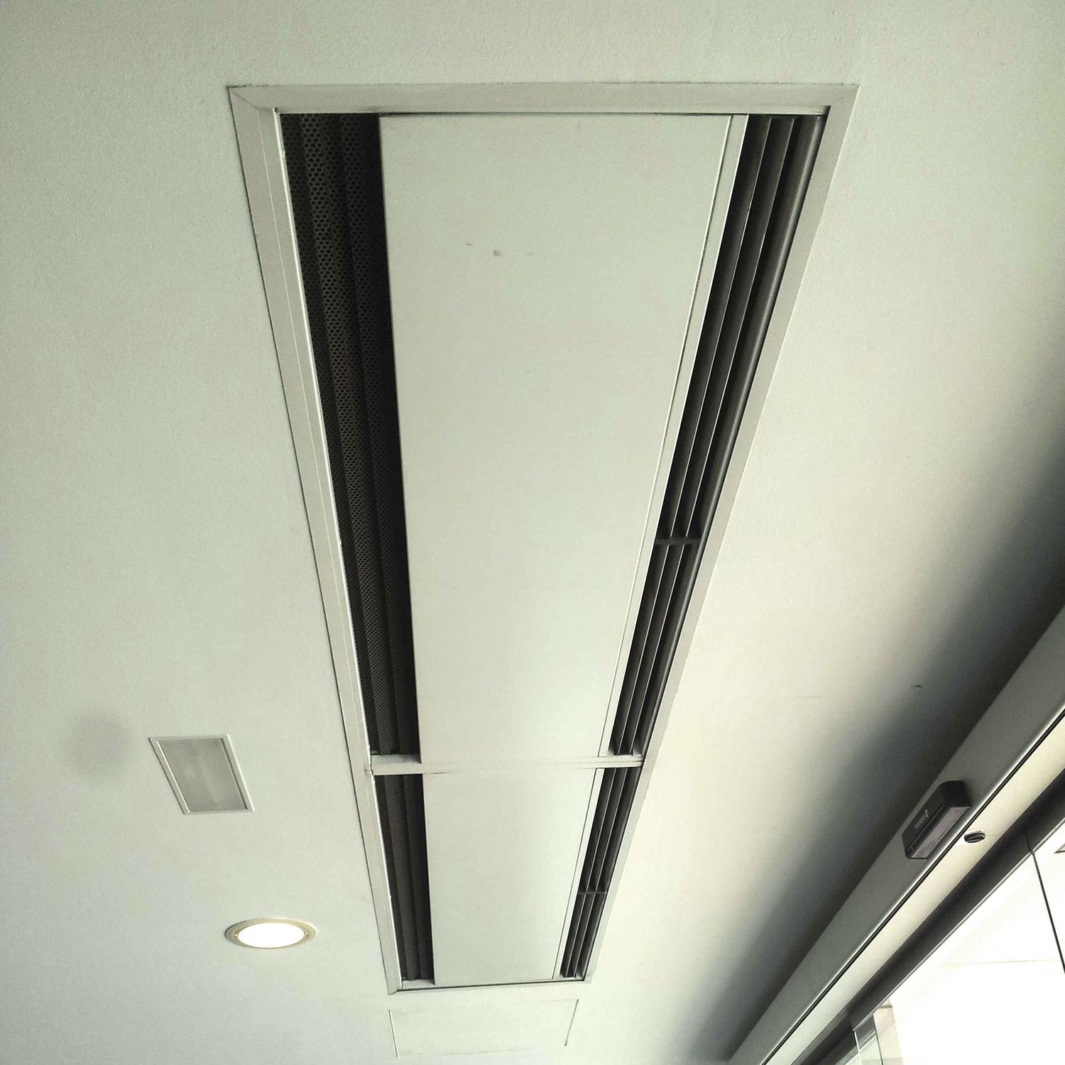Floor-mounted air curtain - DAM - airtecnics - ceiling-mounted ...