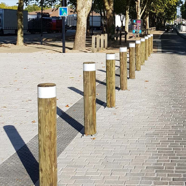 Reflective bollard - RONDIN - Rondino - security / pine / for public space