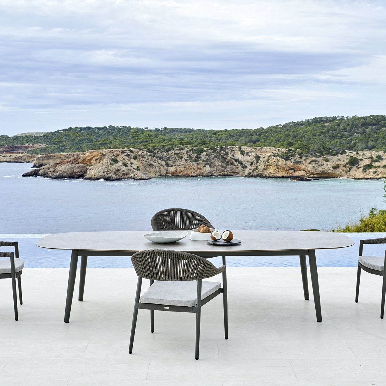 Contemporary table - ELLISSE low - Varaschin - HPL / ceramic / teak base