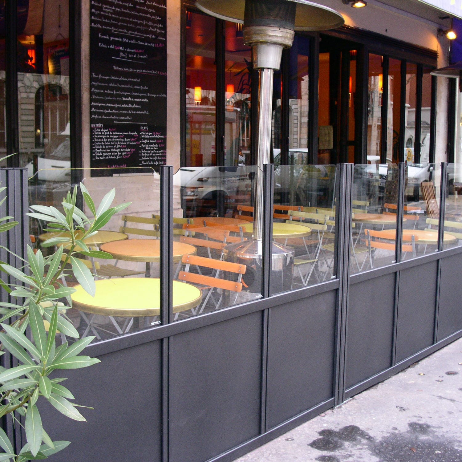 Tempered glass windbreak panel - Socotex - Abritez-vous chez nous ...