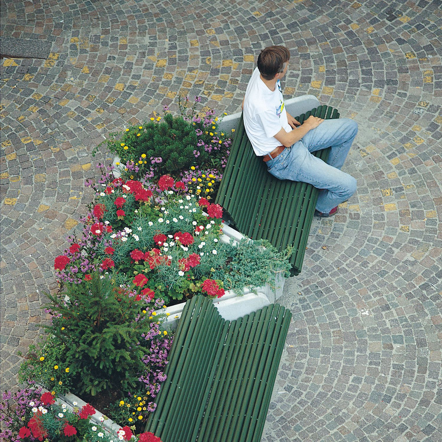 Concrete planter - PYRAMID - Euroform K. Winkler GmbH - triangular ...