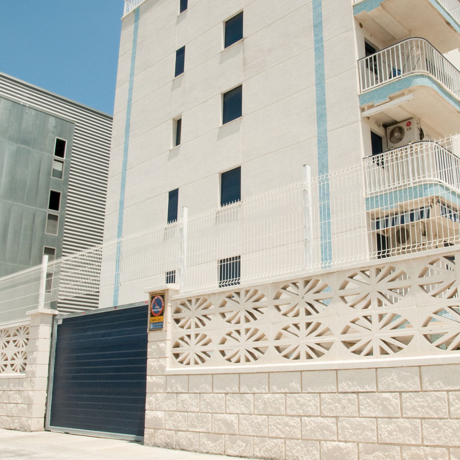 Concrete screen wall - ISABELA - Verniprens - outdoor / indoor