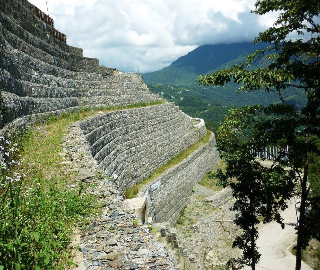 Stone retaining wall - TERRAMESH® - Maccaferri - on reinforced soil / road