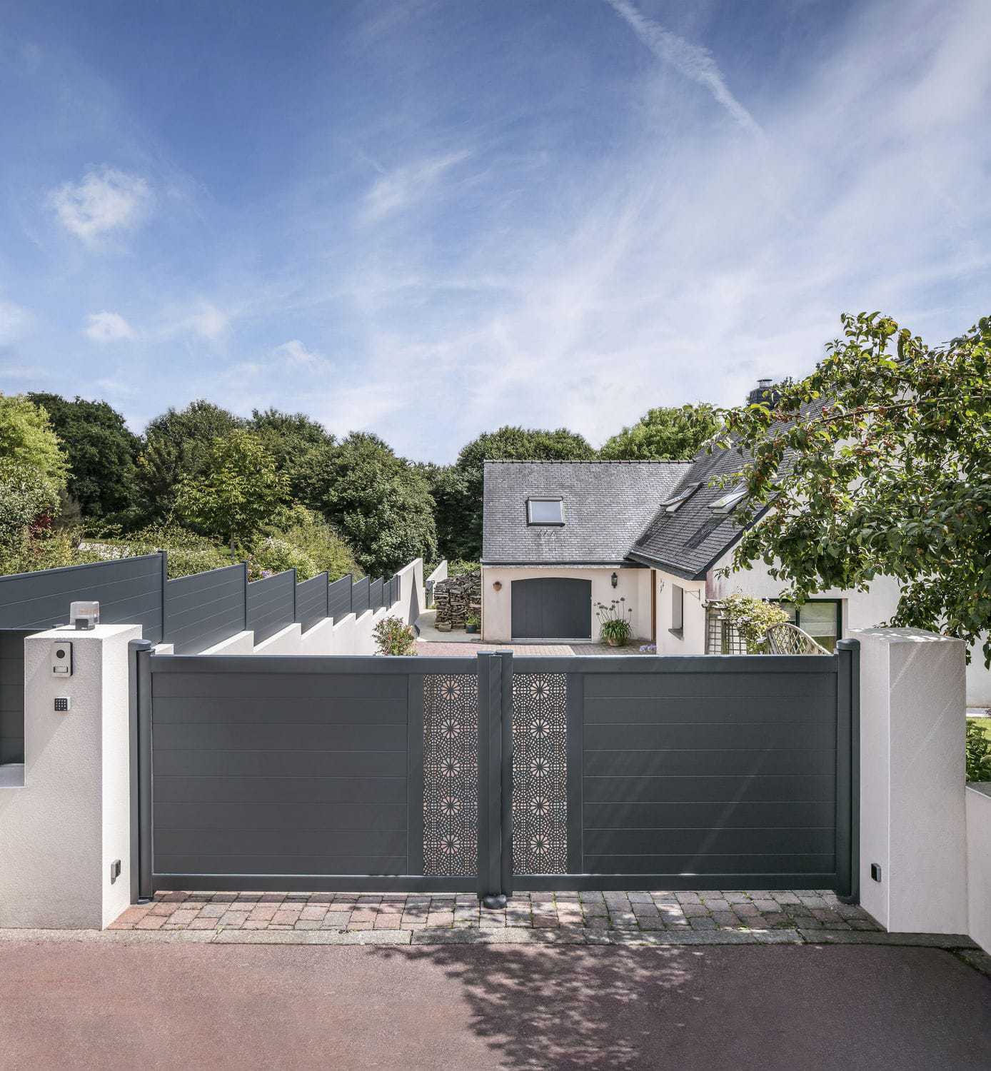 Swing gate - CADO - Kostum - aluminum / louvered / motorized