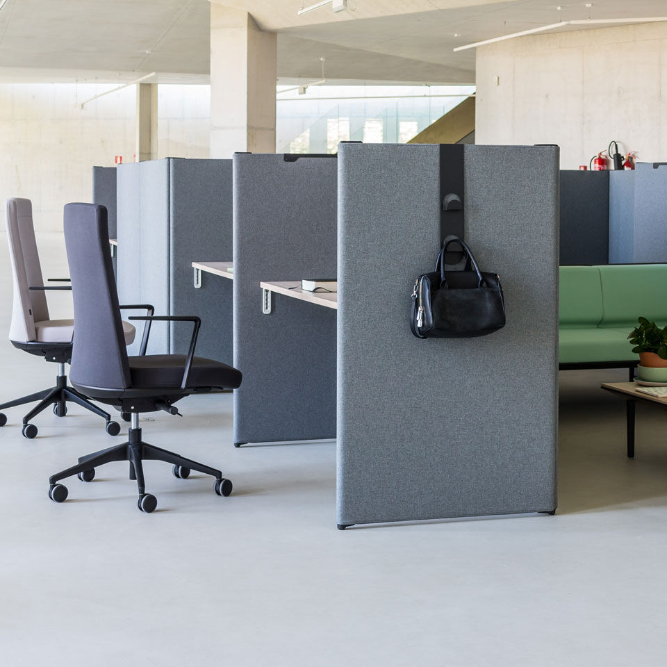Floor-mounted office divider - LINK - Actiu - fabric / modular