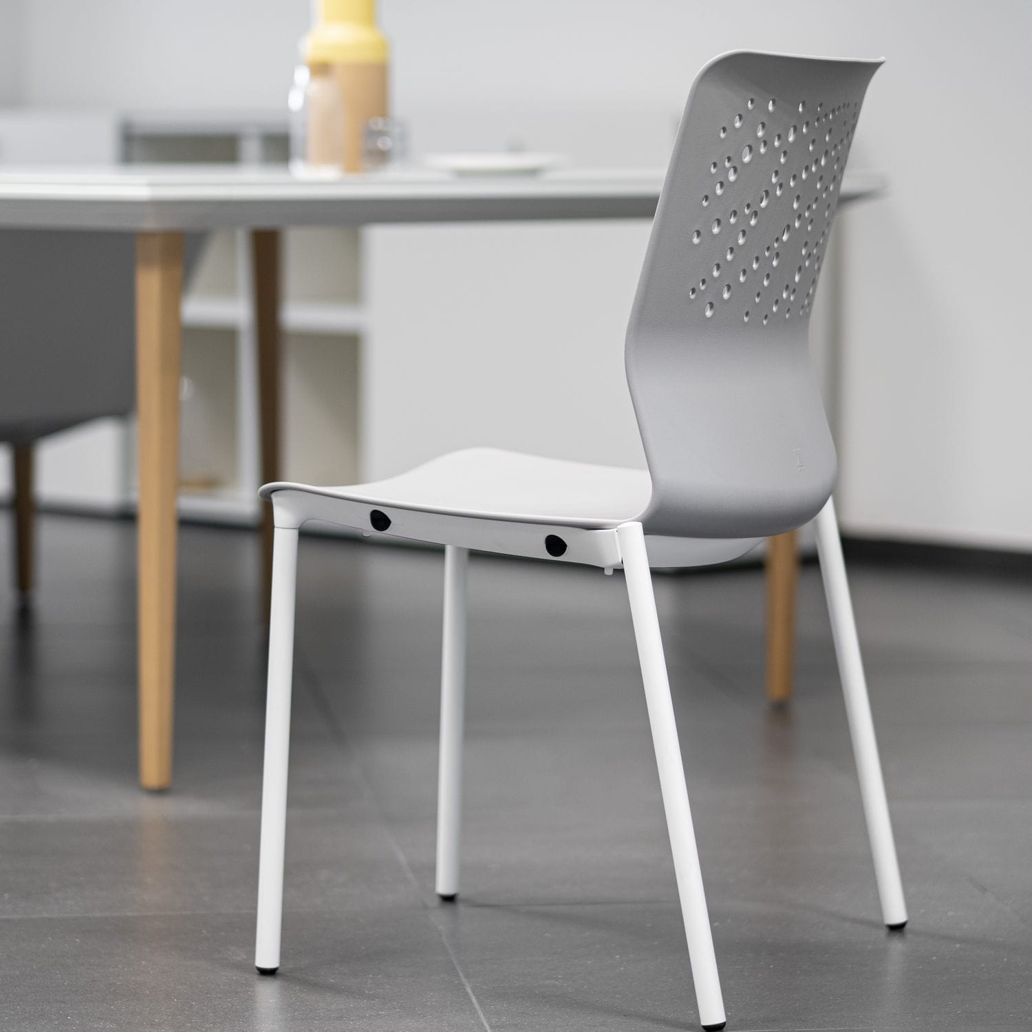 Contemporary visitor chair - URBAN - Actiu - indoor / molded plywood / steel