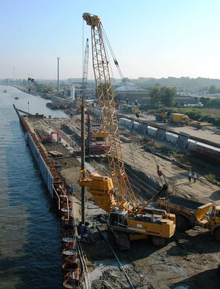 Bored pile - LARGE DIAMETER UNDER THIXOTROPIC FLUID - FRANKI ...