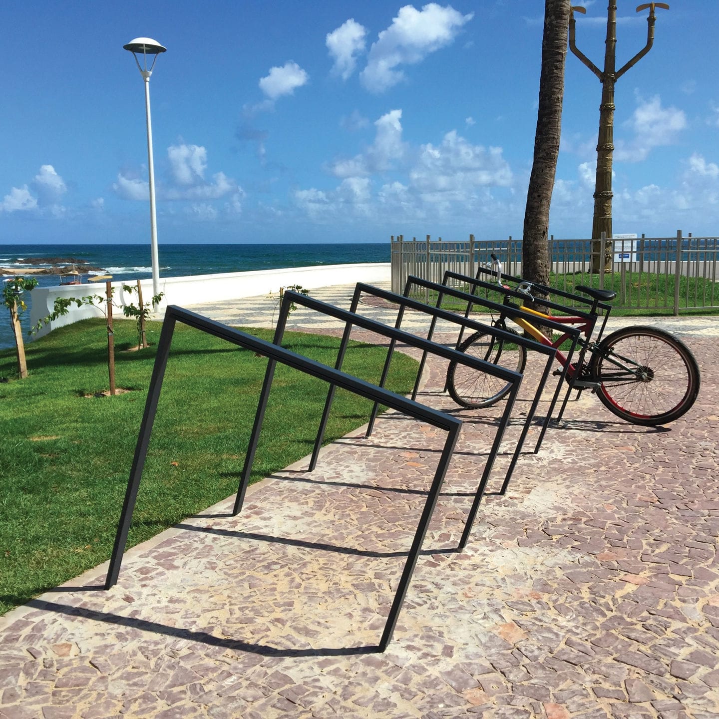 Floor-mounted bike rack - EDGETYRE - mmcité street furniture - for ...