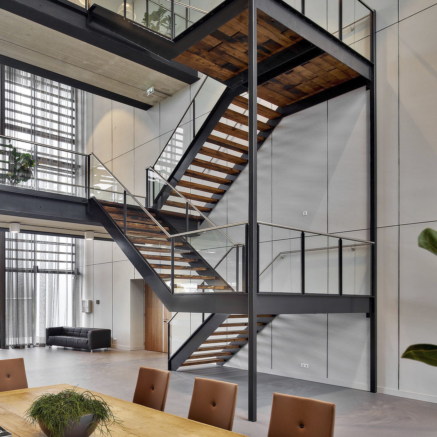 High-end staircase - SOMFY, HOOFDDORP - EeStairs - half-turn / oak step ...