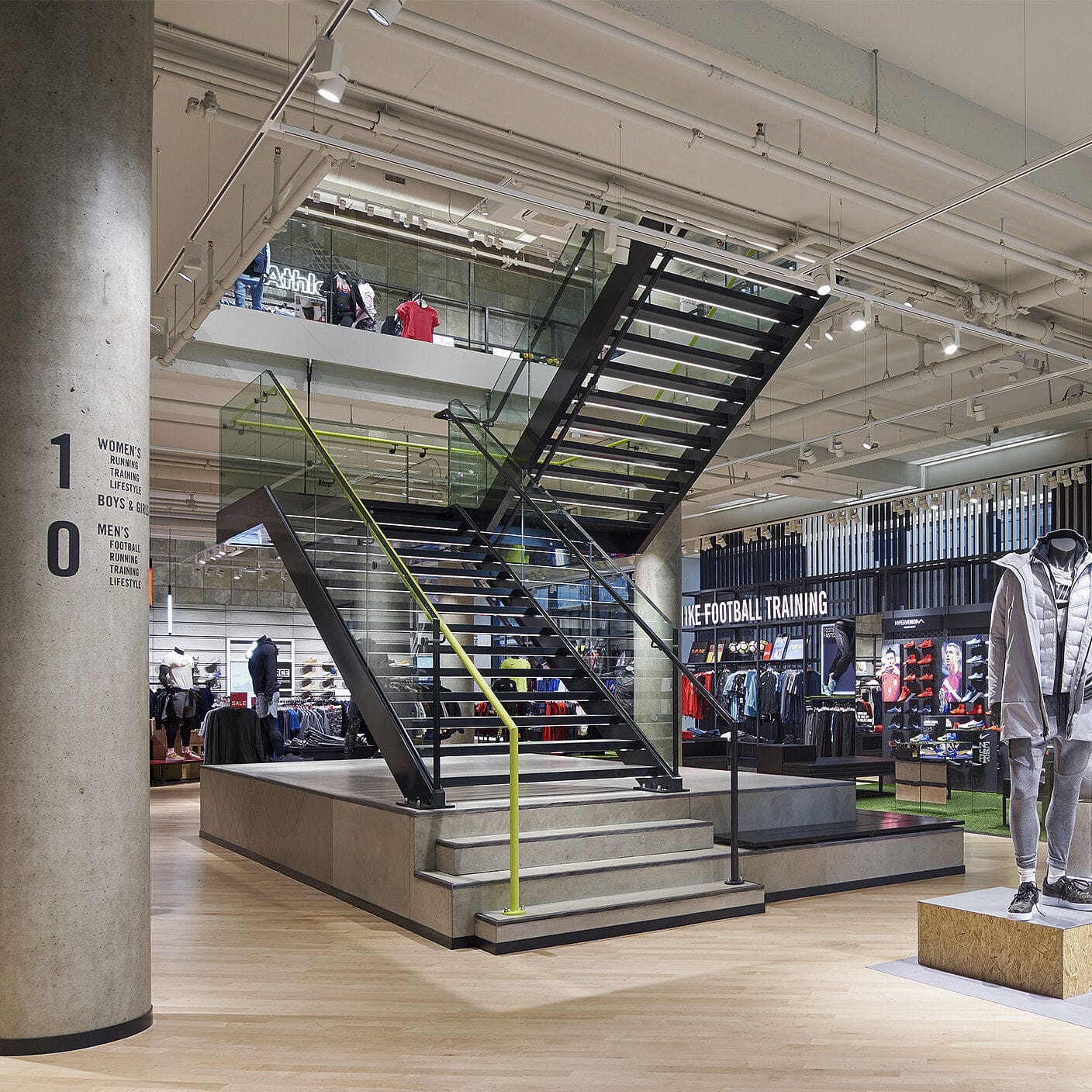 High-end staircase - NIKE STORE, UTRECHT - EeStairs - half-turn / metal ...