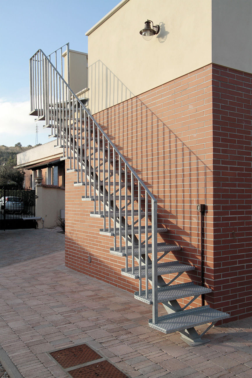 Straight staircase - PRIMULA - New Living srl - metal step / metal ...