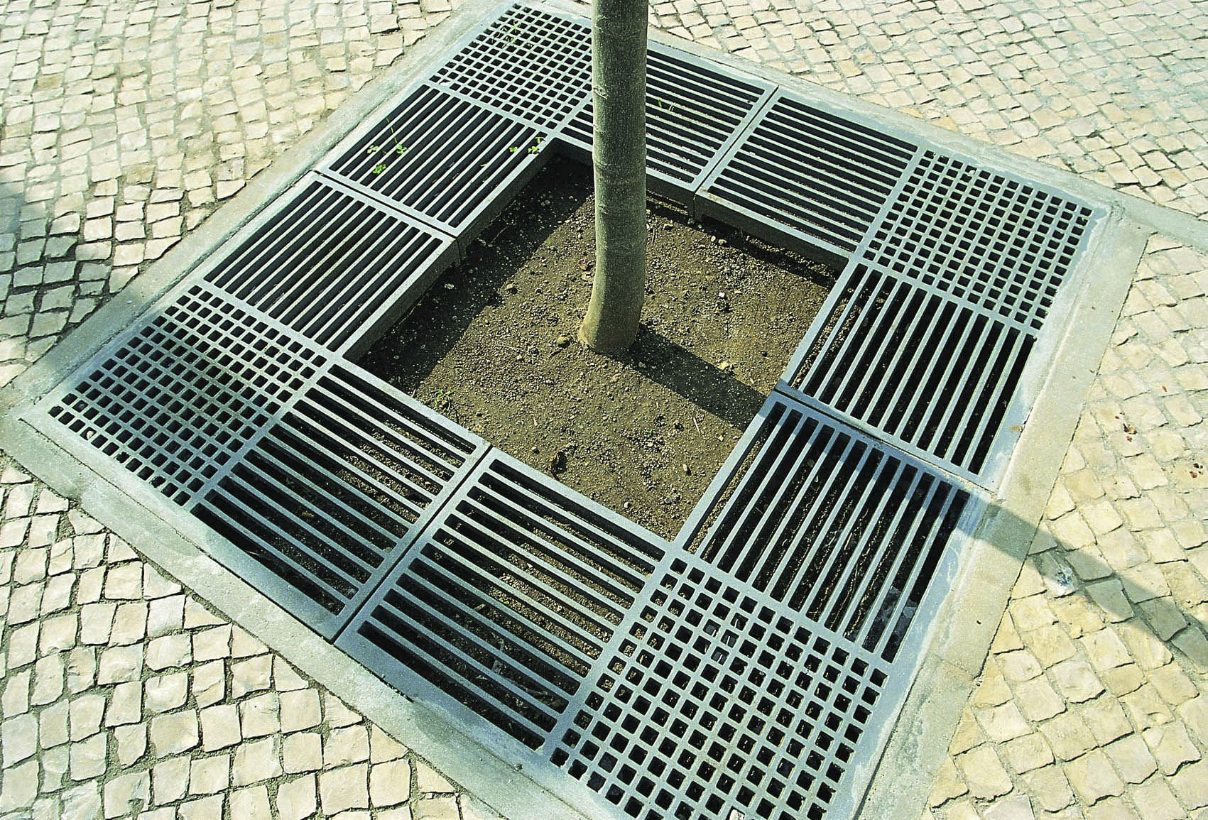 Square tree grate - GG - LARUS DESIGN - cast iron / steel