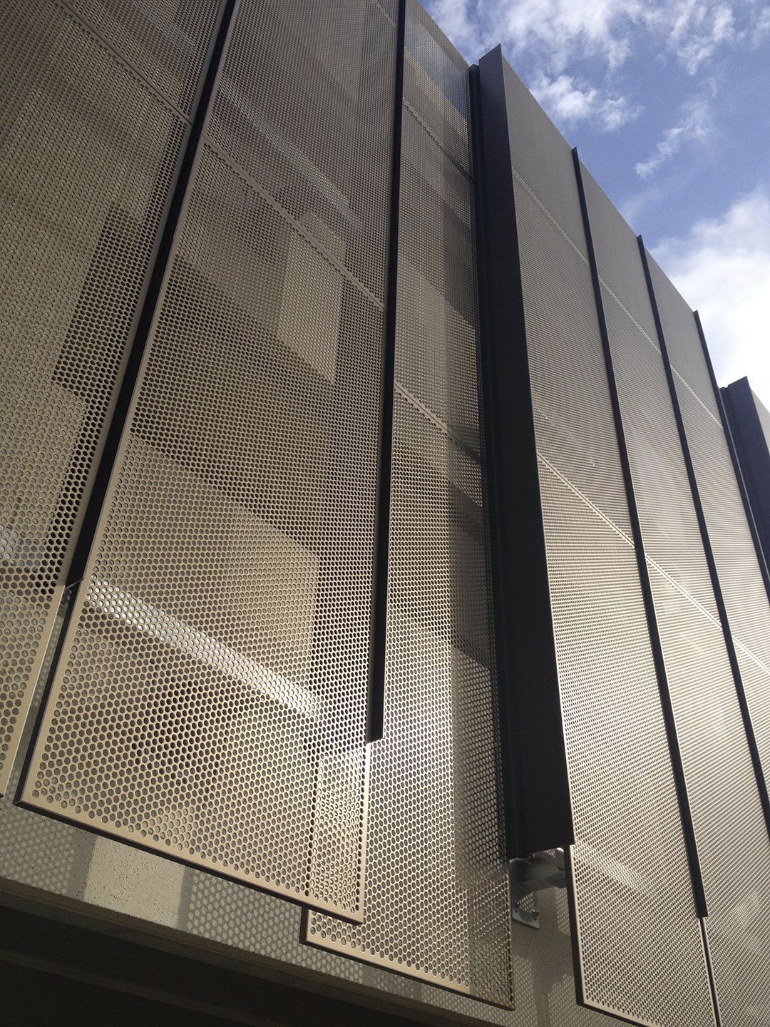 Anodized aluminum solar shading - HOOVER GARAGE - A. Zahner - for ...