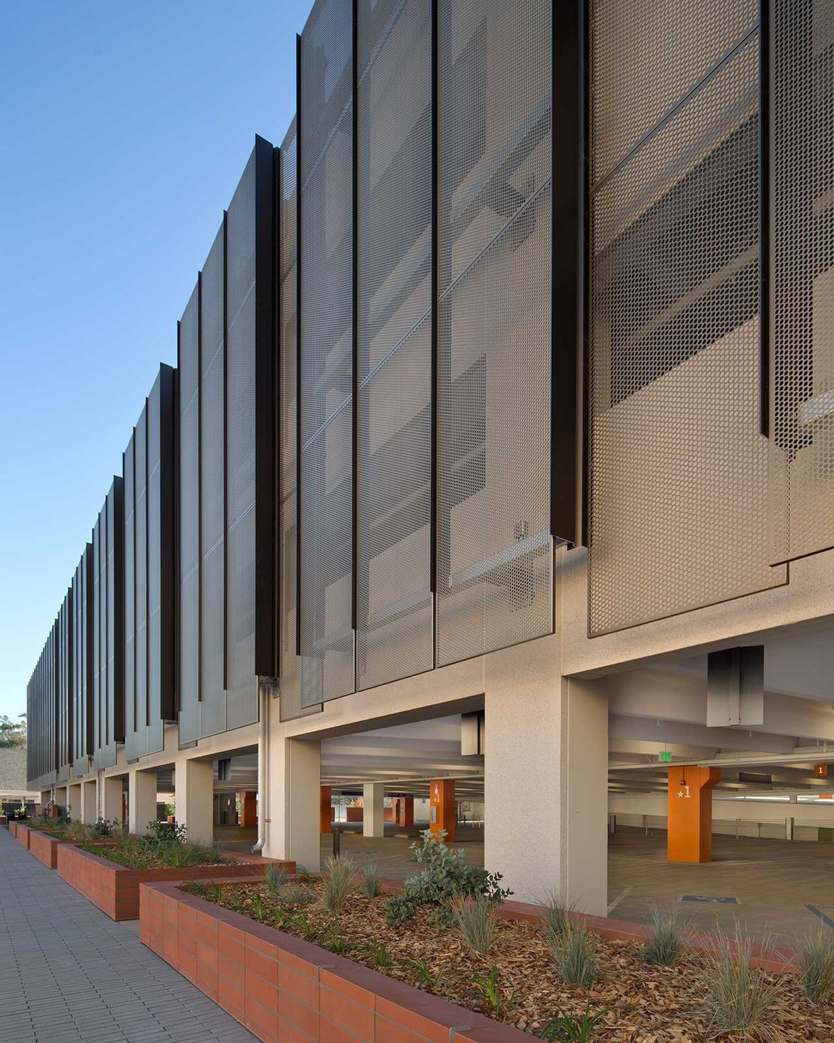 Anodized aluminum solar shading - HOOVER GARAGE - A. Zahner - for ...