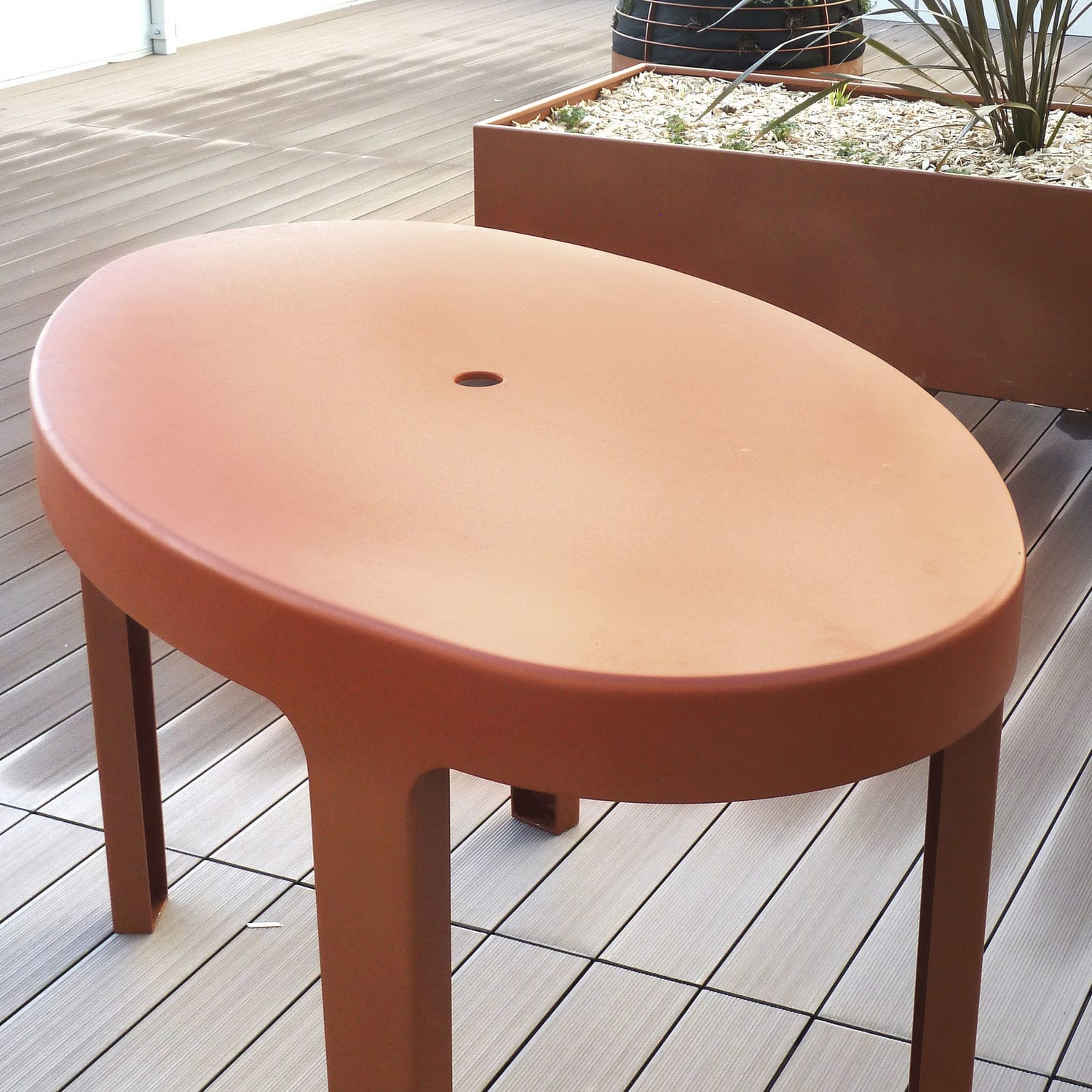 Contemporary table - BRIVE - TF URBAN - aluminum / aluminum base / oval