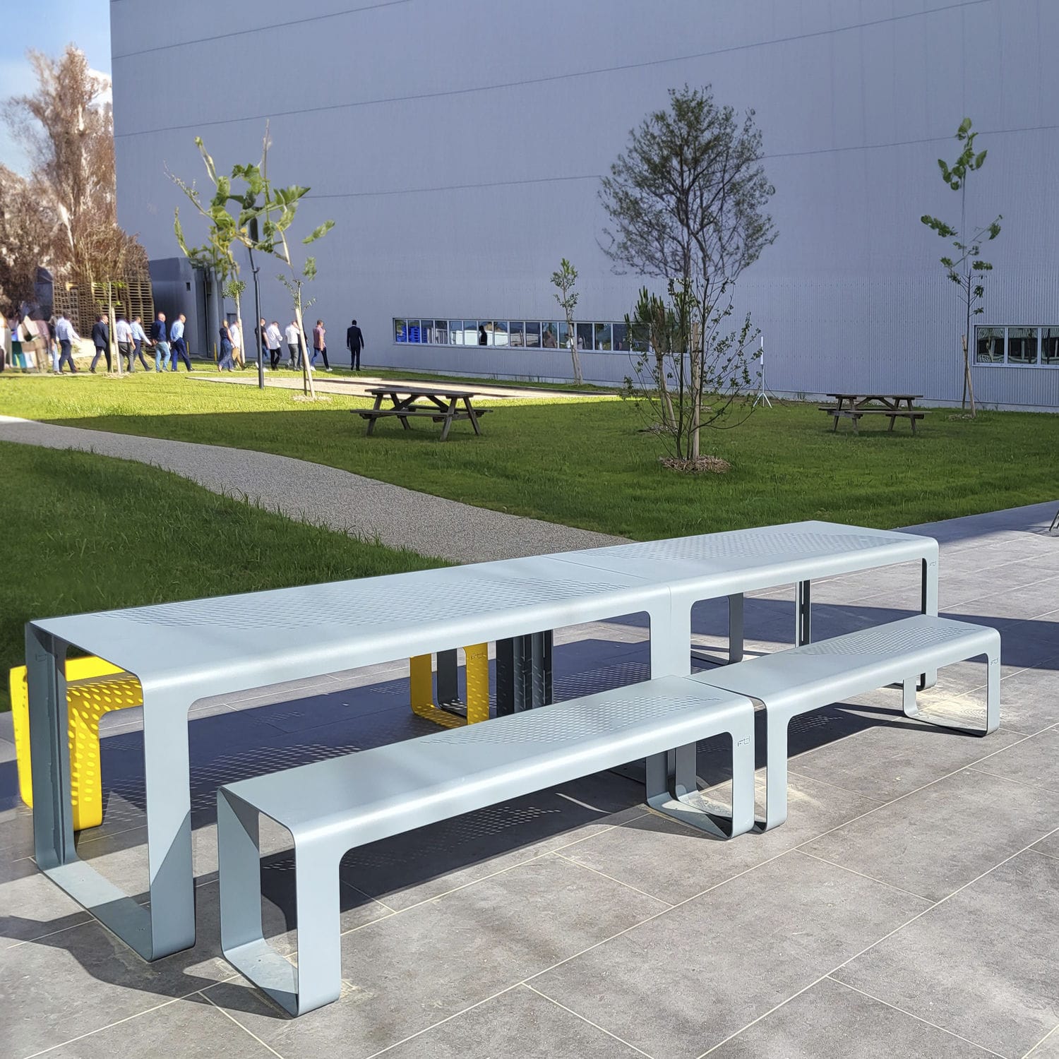 Contemporary picnic table - Zig&Zag - TF URBAN - thermo-lacquered steel ...
