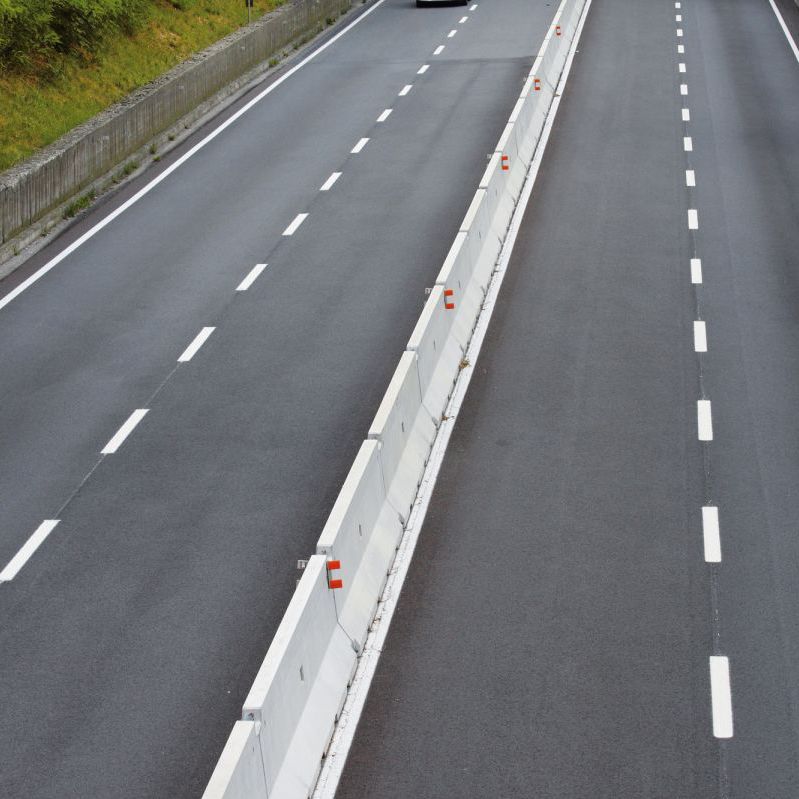 Concrete guard rail - EBAWE Anlagentechnik GmbH - road / Jersey