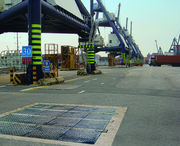 Cast iron manhole cover / rectangular - Elkington Gatic