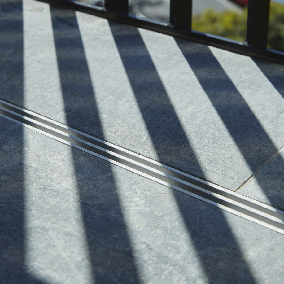 Drainage channel with grating - BLADE-T - Aquabocci - PVC / aluminum ...