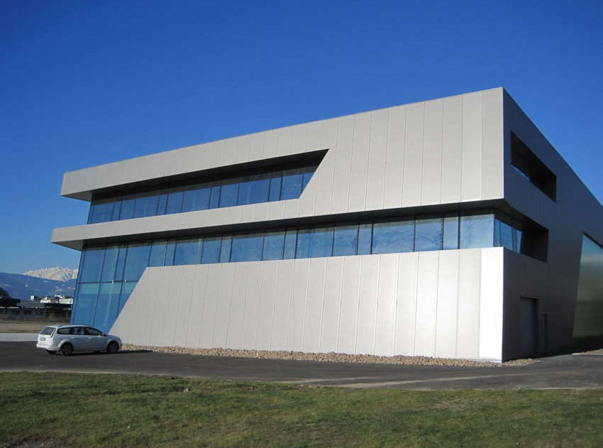 Panel cladding - FRIEL HANGAR - Stahlbau Pichler - metal / smooth