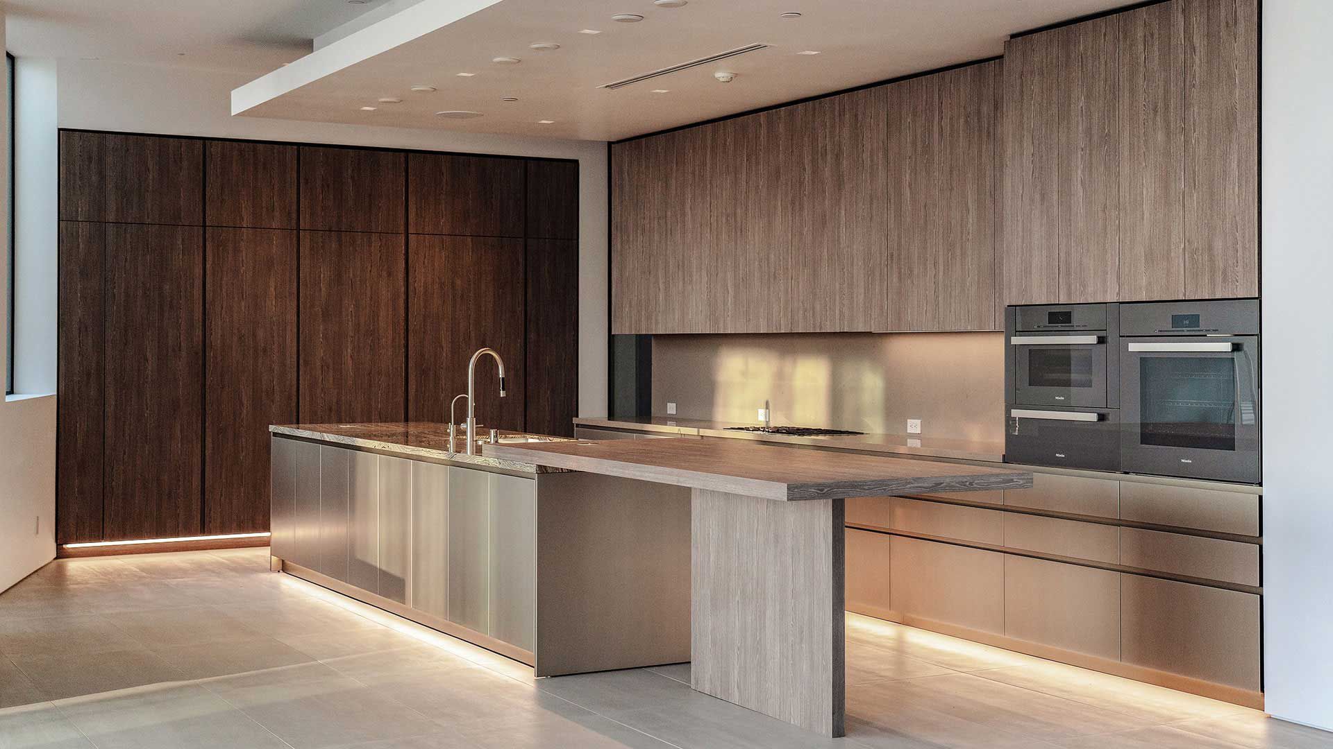 Contemporary kitchen - 20210102 - TM Italia - walnut / granite / onyx