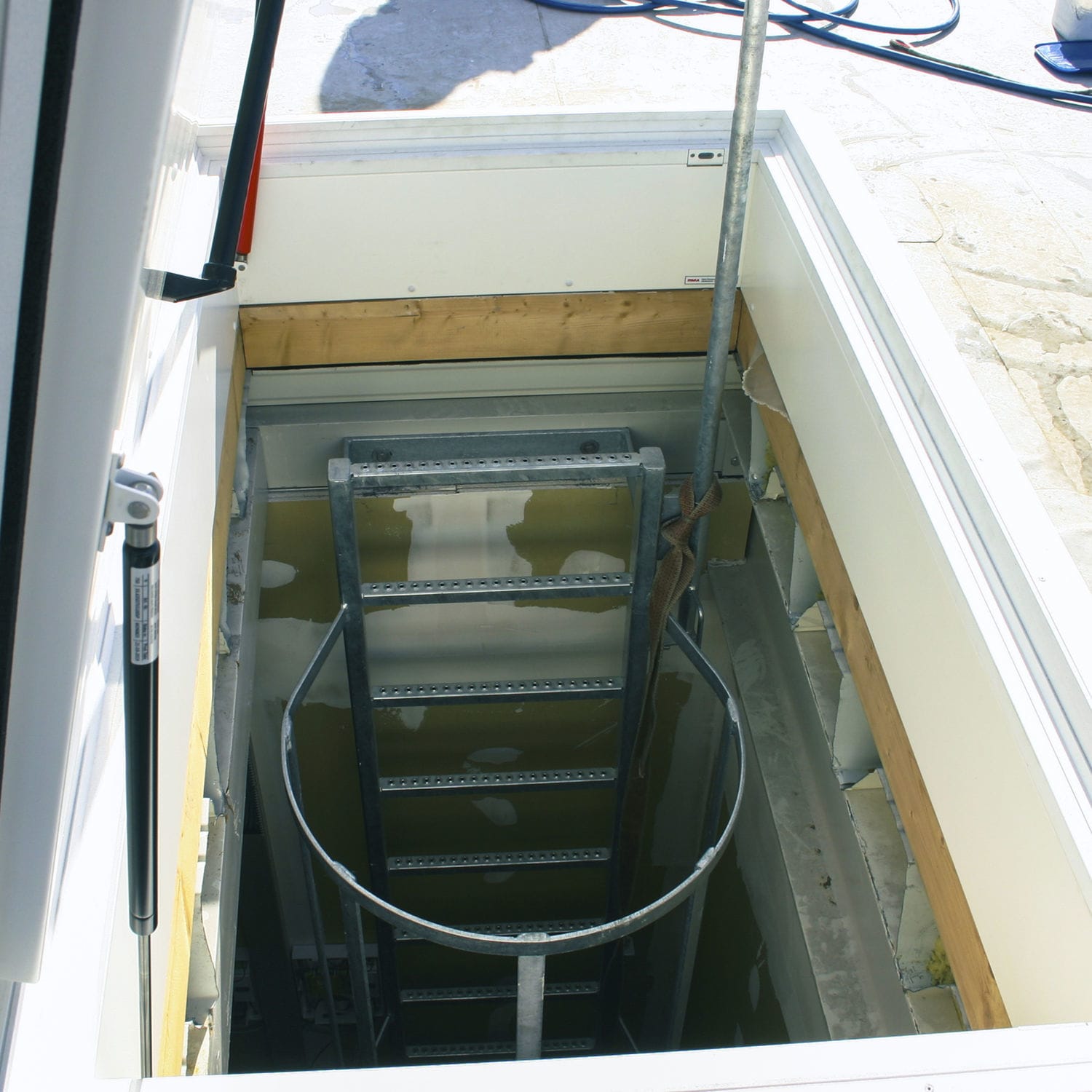 Roof hatch ladder - Caged - Staka - fixed / aluminum / professional