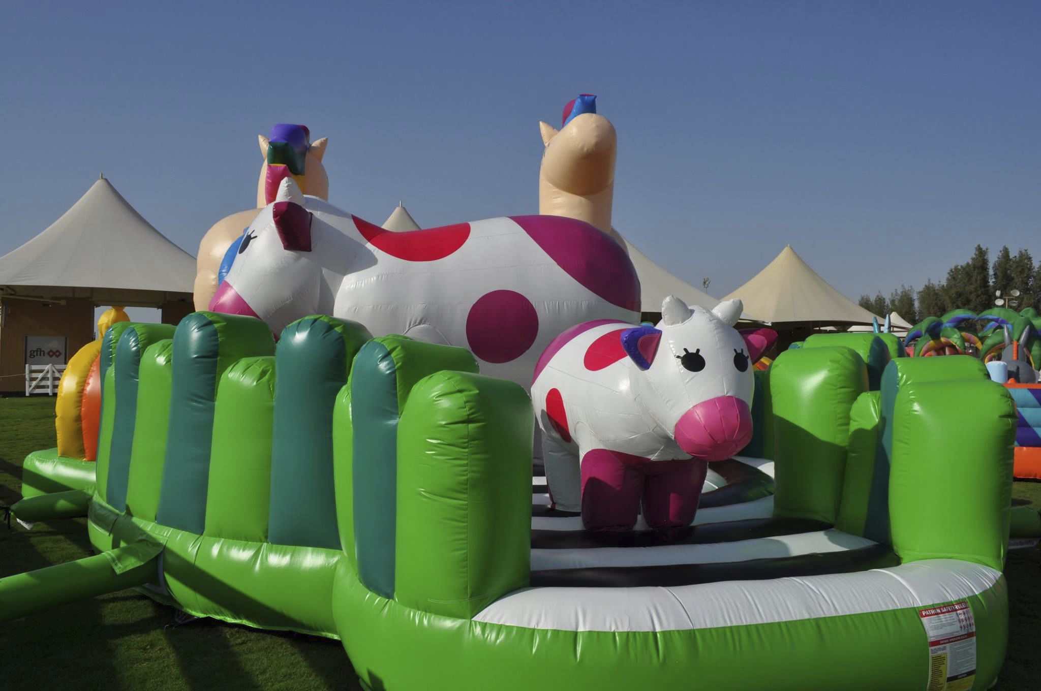 Special event inflatable structure - COWS & TUNNELS - Studio Souffle