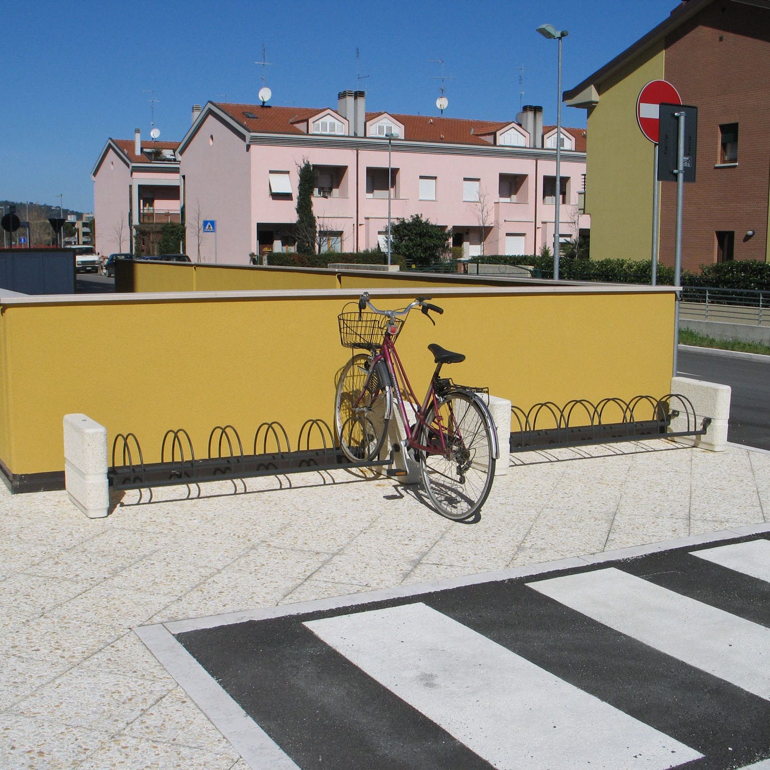 Floor-mounted bike rack - QUARZO - VASART URBAN DESIGN - painted metal ...