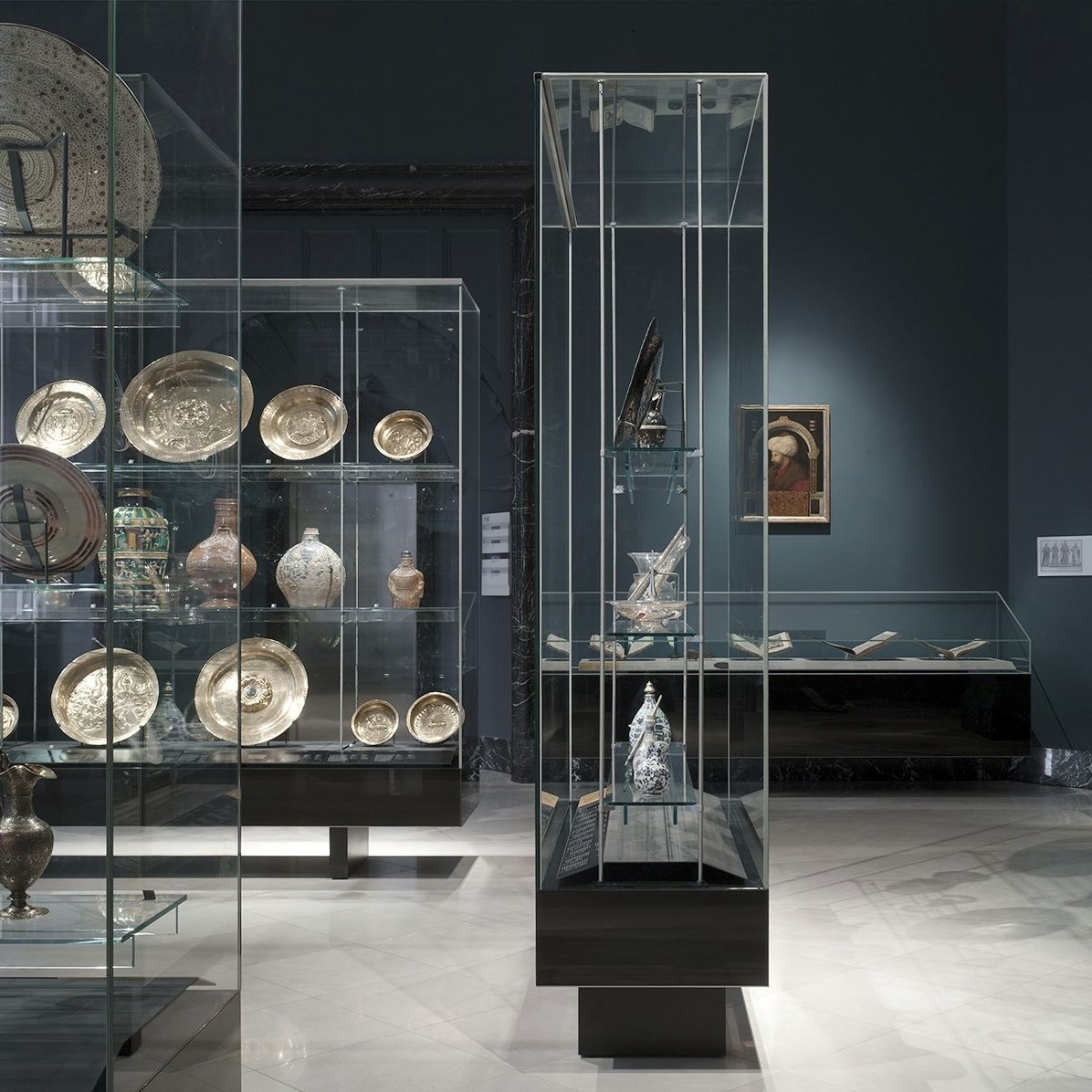 Contemporary display case - F300 - Glasbau Hahn GmbH - free-standing ...