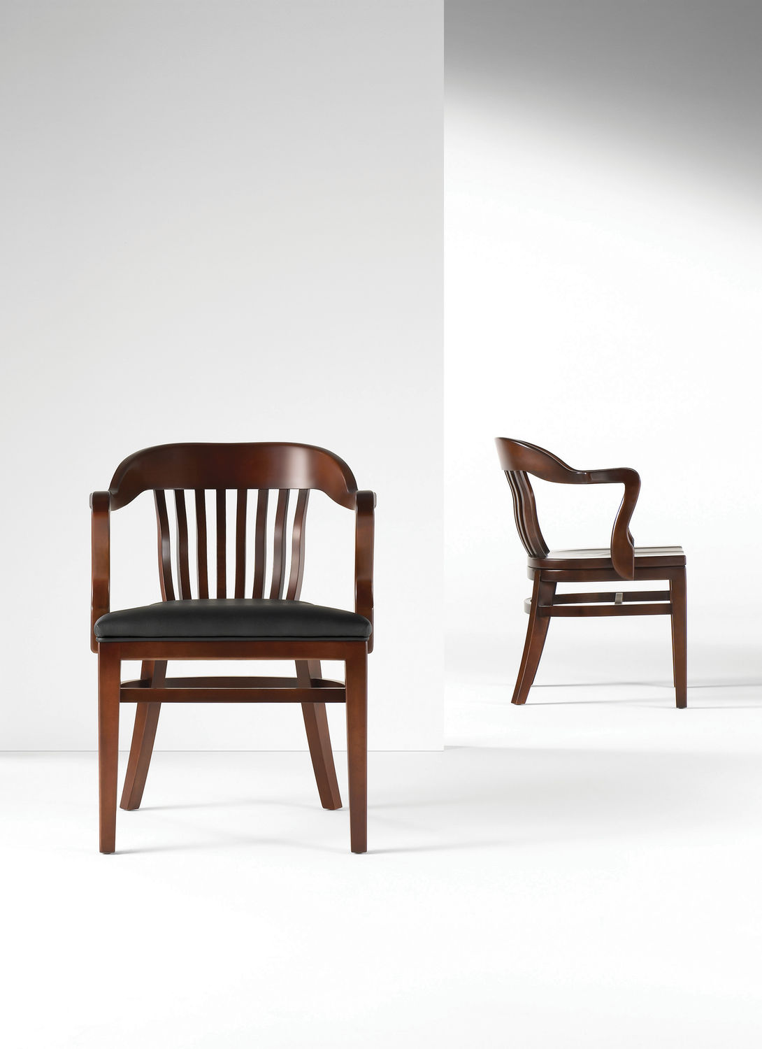 Classic visitor chair BANK OF ENGLAND Gunlocke leather wooden base upholstered