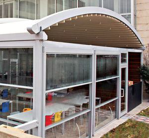 Glass windbreak panel - SINGLE MOTION - BYART GROUP - commercial