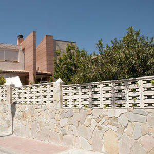 Precast concrete screen wall - ALTEA - Verniprens - garden / patio