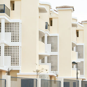 Precast concrete screen wall - ALTEA - Verniprens - garden / patio