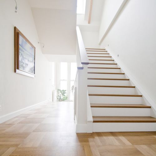 Straight staircase - QC FLOORS - oak step / wooden frame / contemporary