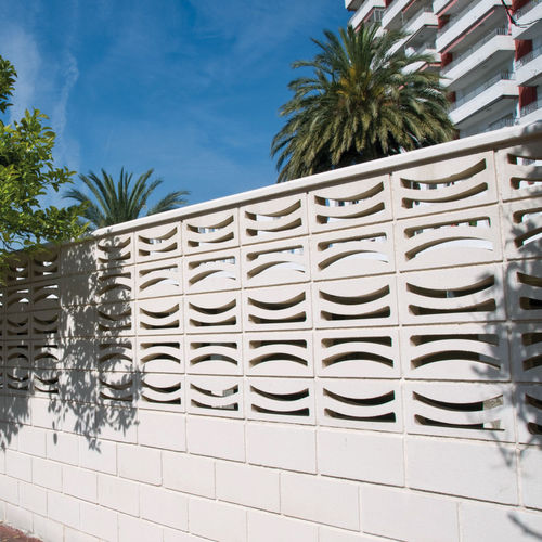 Precast concrete screen wall - LUNA - Verniprens - garden