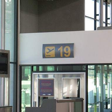 Wall-mounted signage plate - Vista System - orientation / for door / fixed