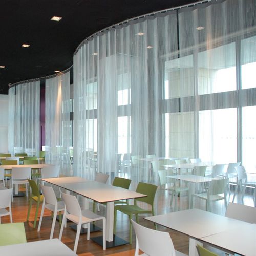 Mesh room divider - CURVED, MOBILE - KriskaDECOR - metal / for ...