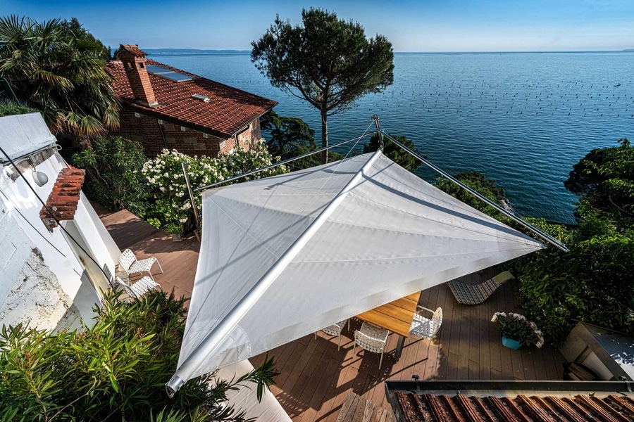 KE KOLIBRIE shade sail brings a feeling of lightness and versatility to a villa in Duino, on the ...