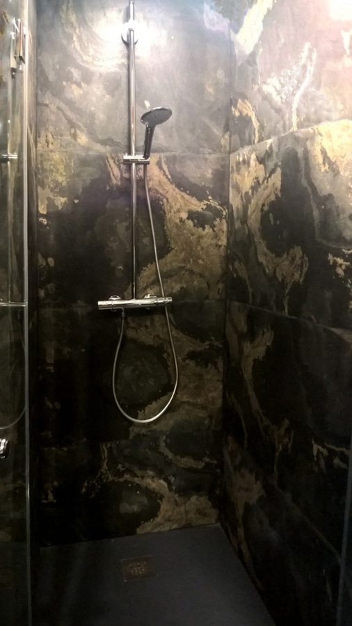 The natural Stone Leaf in bathroom - 4 Rue des Epinettes, 94410 Saint ...