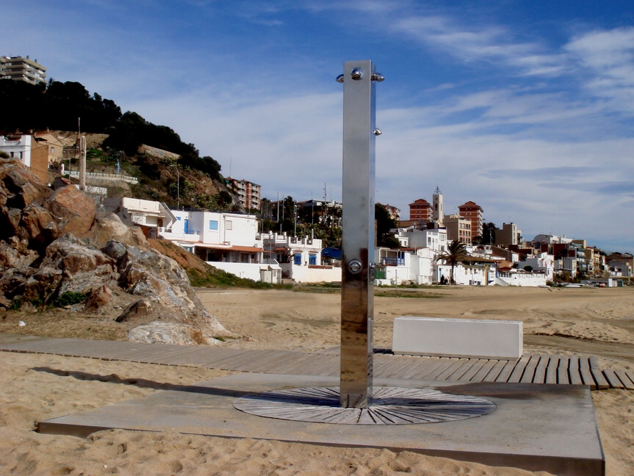 Showers and foot wash installed in the Montgat beach - Montgat ...